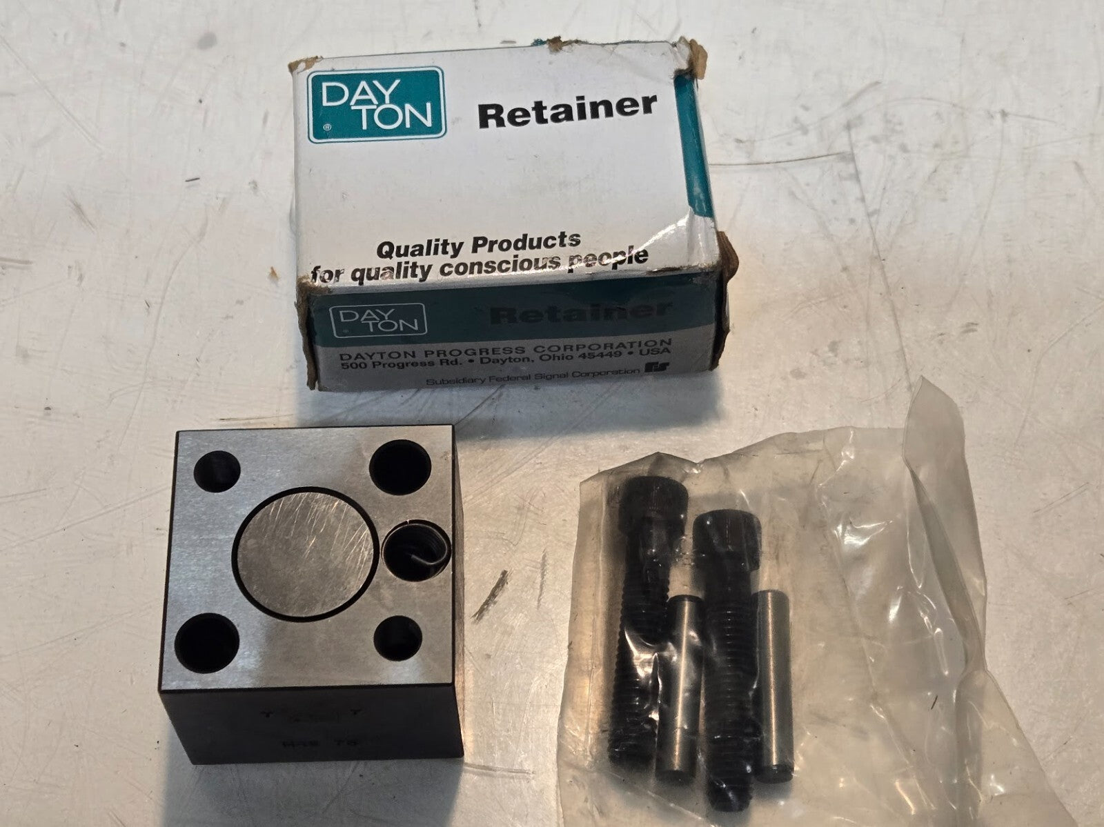 Dayton Retainer HRS 75 Ball Lock Square Retainer | Heavy Duty .75" Bor ...